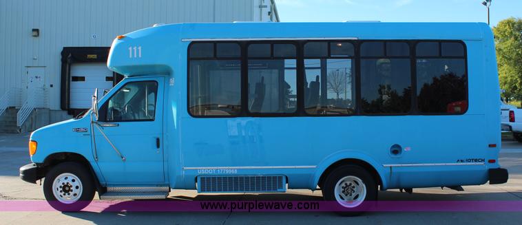 2004 Ford E450 bus in Olathe, KS | Item I5889 sold | Purple Wave