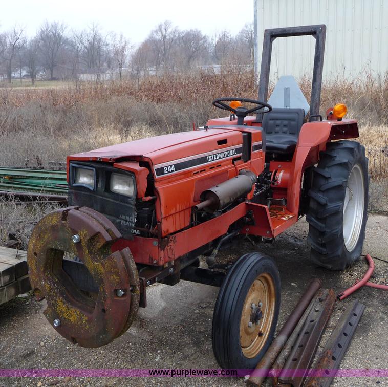1982 International 244 tractor in Garnett, KS | Item D1326 sold ...