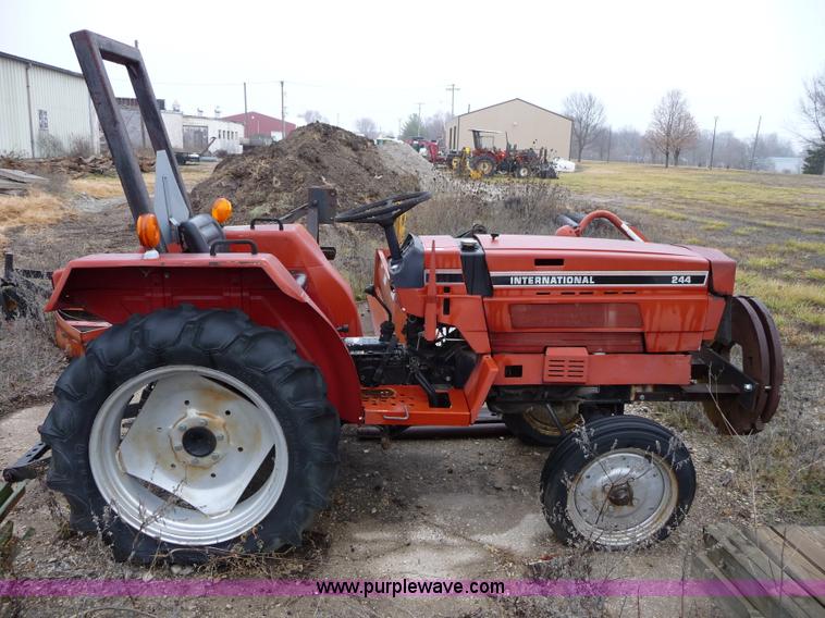 1982 International 244 tractor in Garnett, KS | Item D1326 sold ...