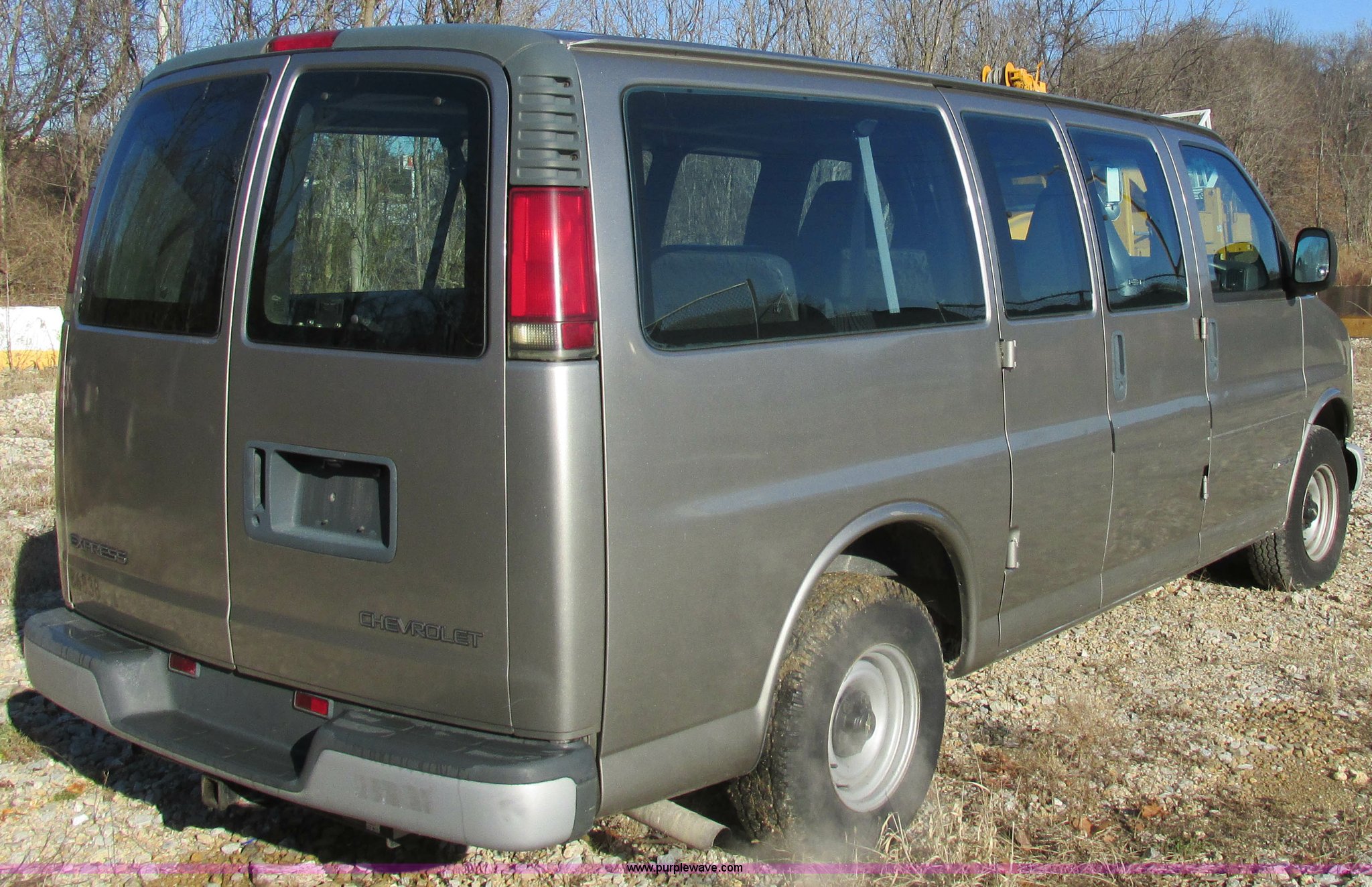 2002 Chevrolet Express van in Ballwin, MO | Item H7622 sold | Purple Wave