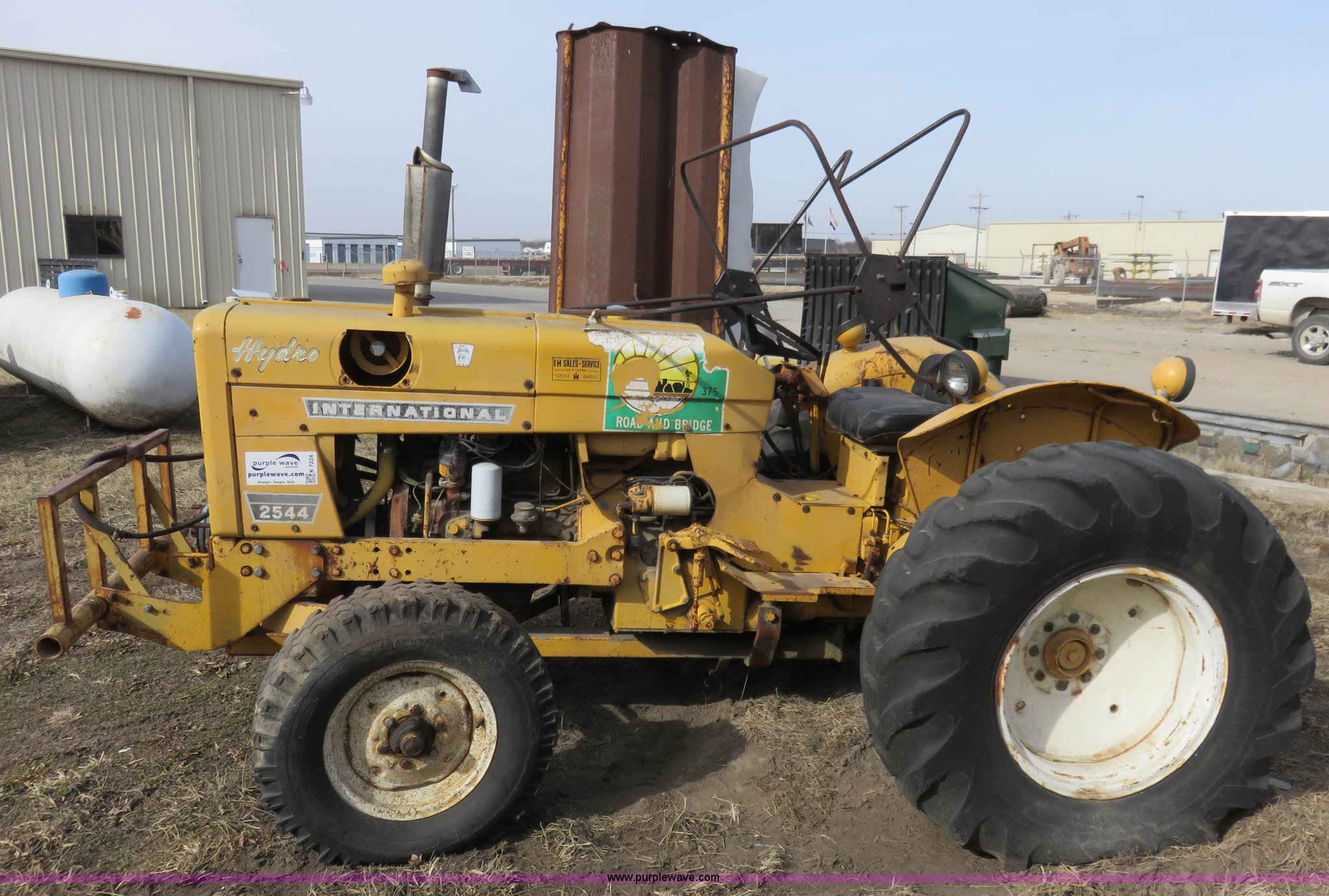 International 2544 tractor in Topeka, KS | Item K7224 sold | Purple Wave