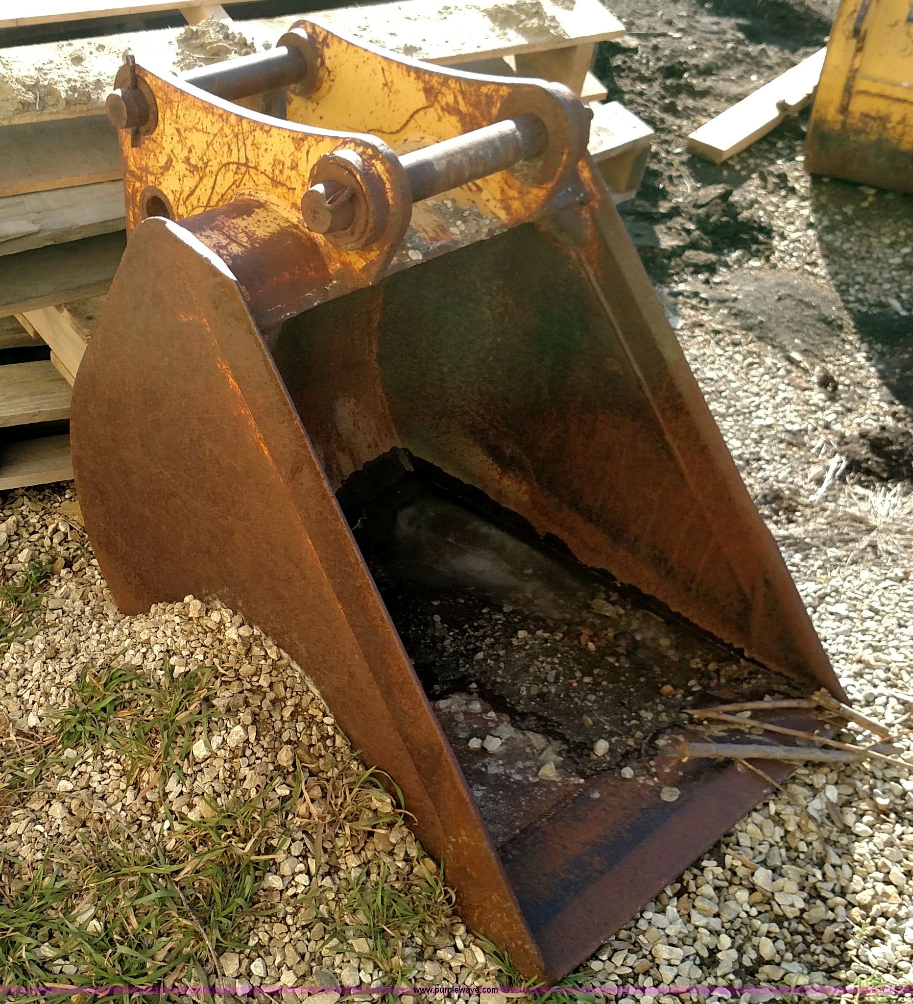 Caterpillar 24"W smooth backhoe bucket in Emporia, KS | Item BR9471 ...