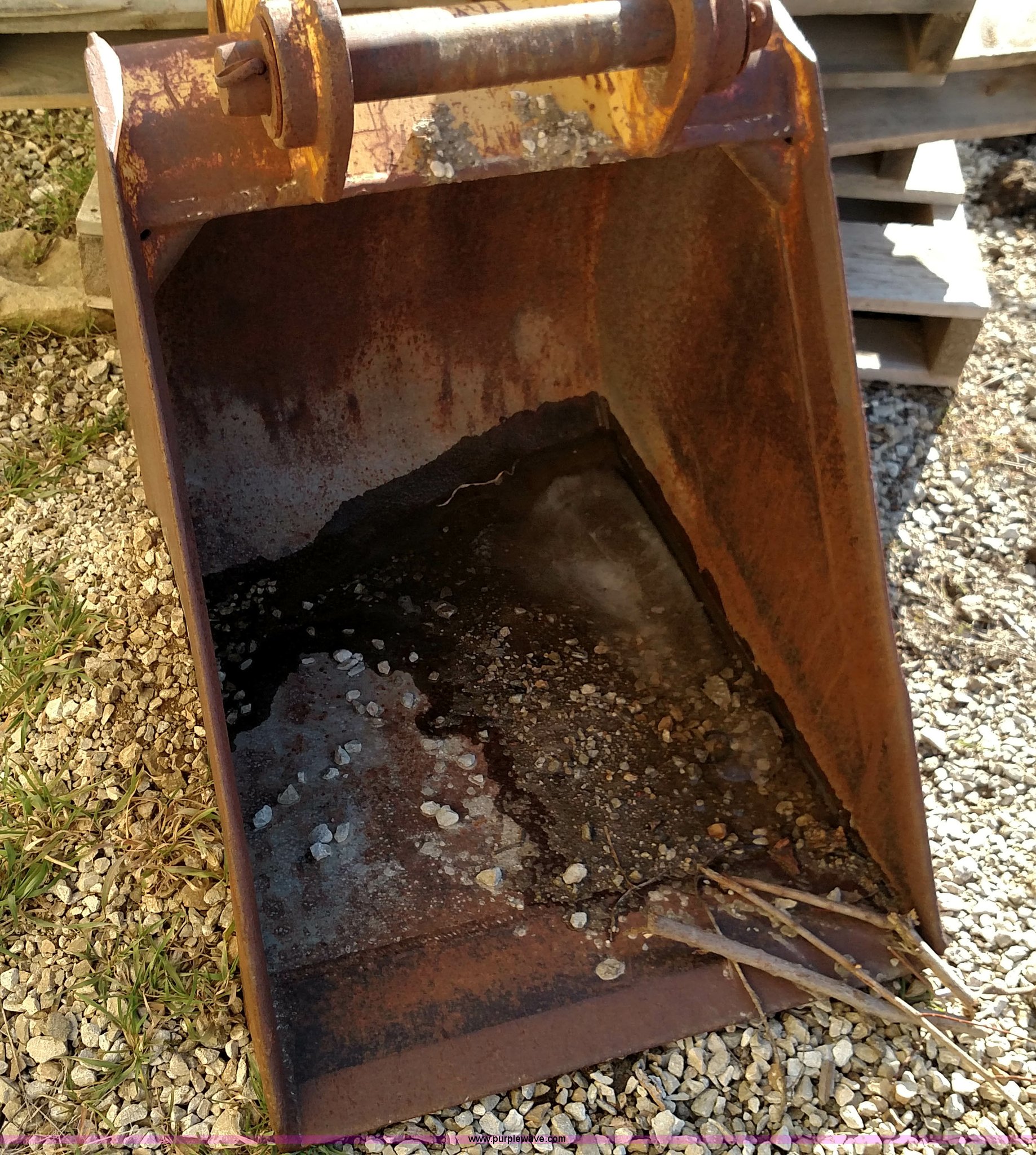 Caterpillar 24"W smooth backhoe bucket in Emporia, KS | Item BR9471 ...