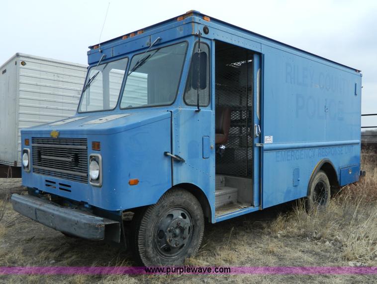 1982 Chevrolet box van in Concordia, KS | Item D6132 sold | Purple Wave