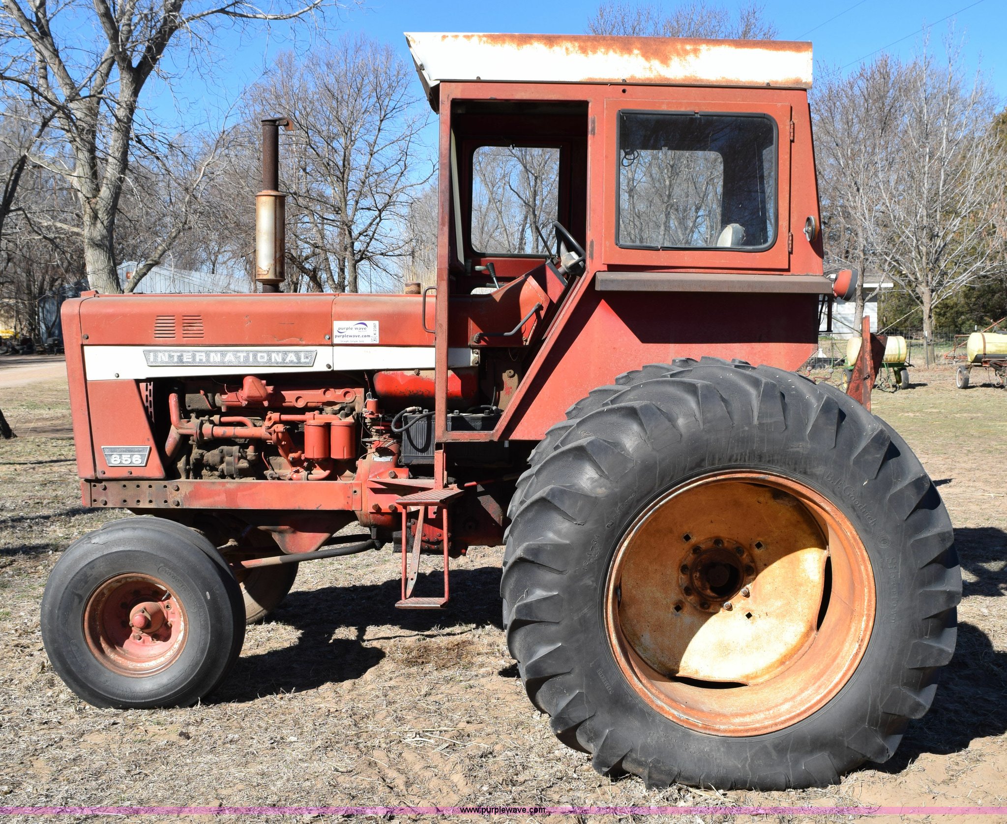 International 856 tractor in Buhler, KS | Item K2387 sold | Purple Wave
