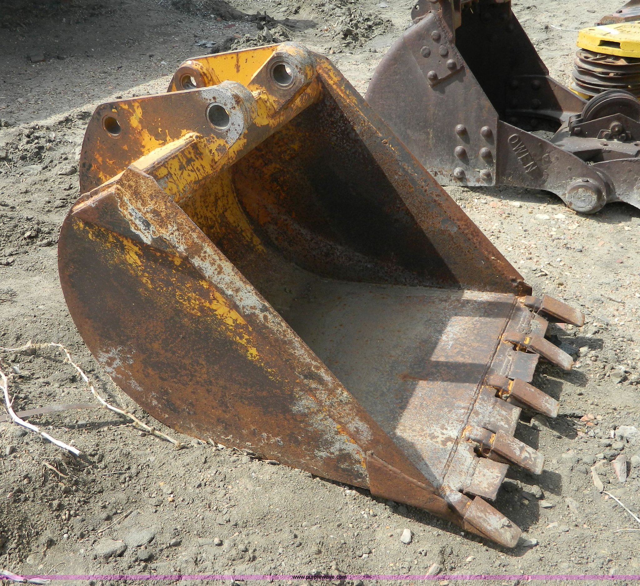 30"W backhoe bucket in Great Bend, KS | Item BH9717 sold | Purple Wave