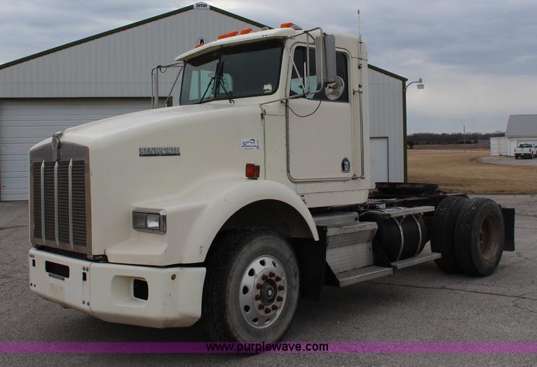 1995 Kenworth T800 semi truck in Ottawa, KS | Item K7097 sold | Purple Wave
