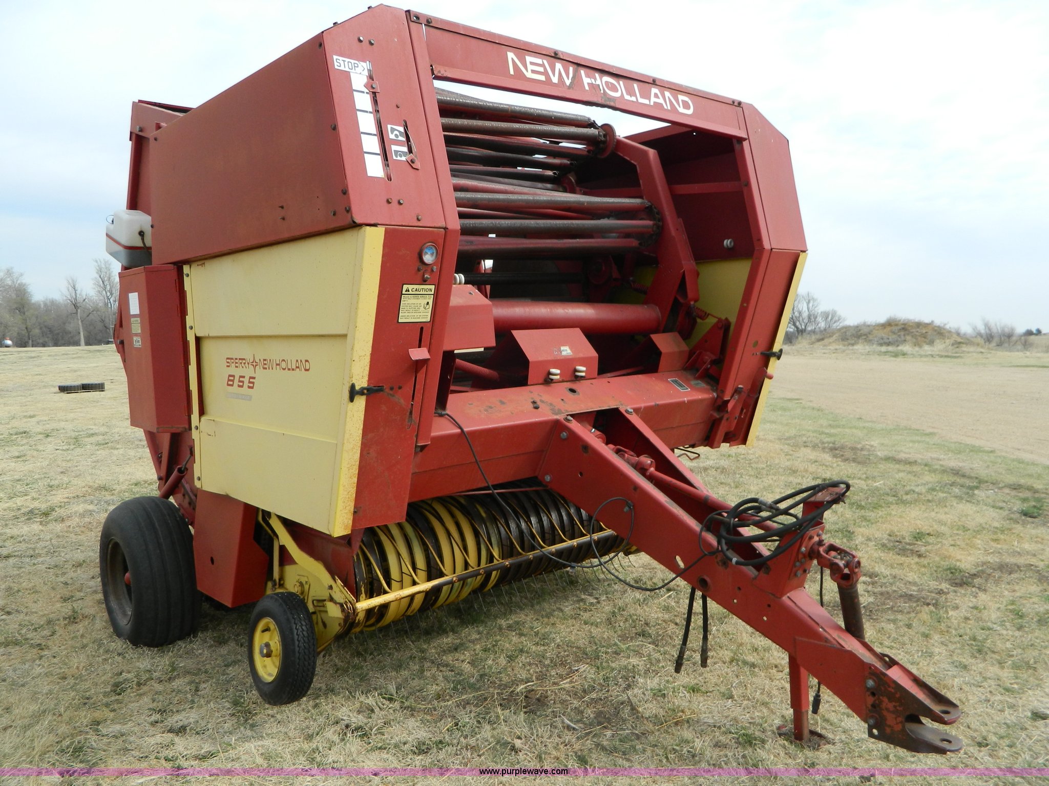 New Holland 855 round baler in Wilson, KS | Item AQ9254 sold | Purple Wave