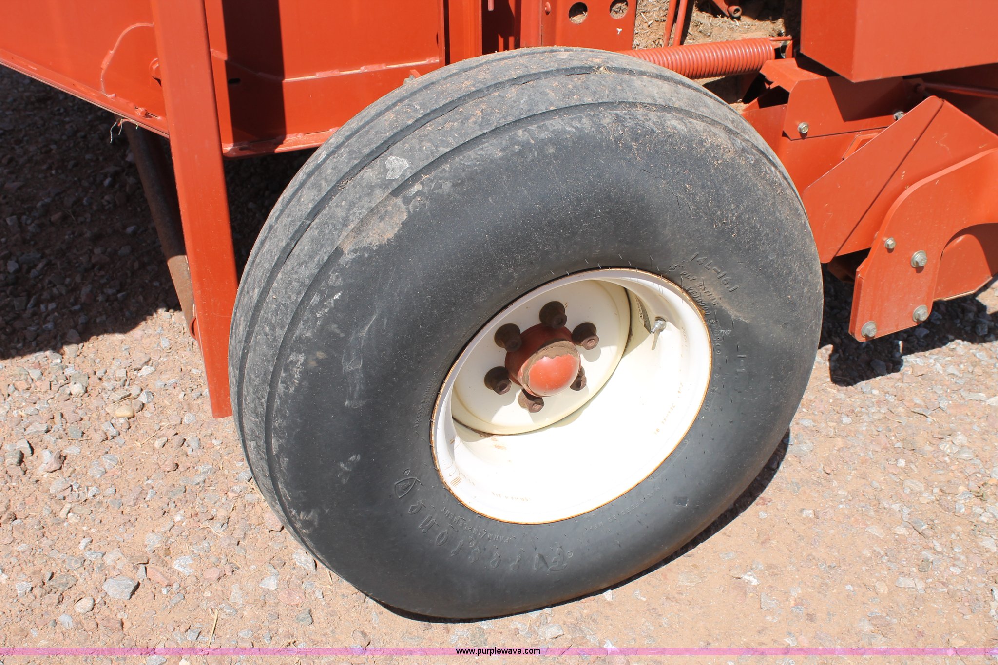 2005 Hesston 956A round baler in Altus, OK | Item H1550 sold | Purple Wave