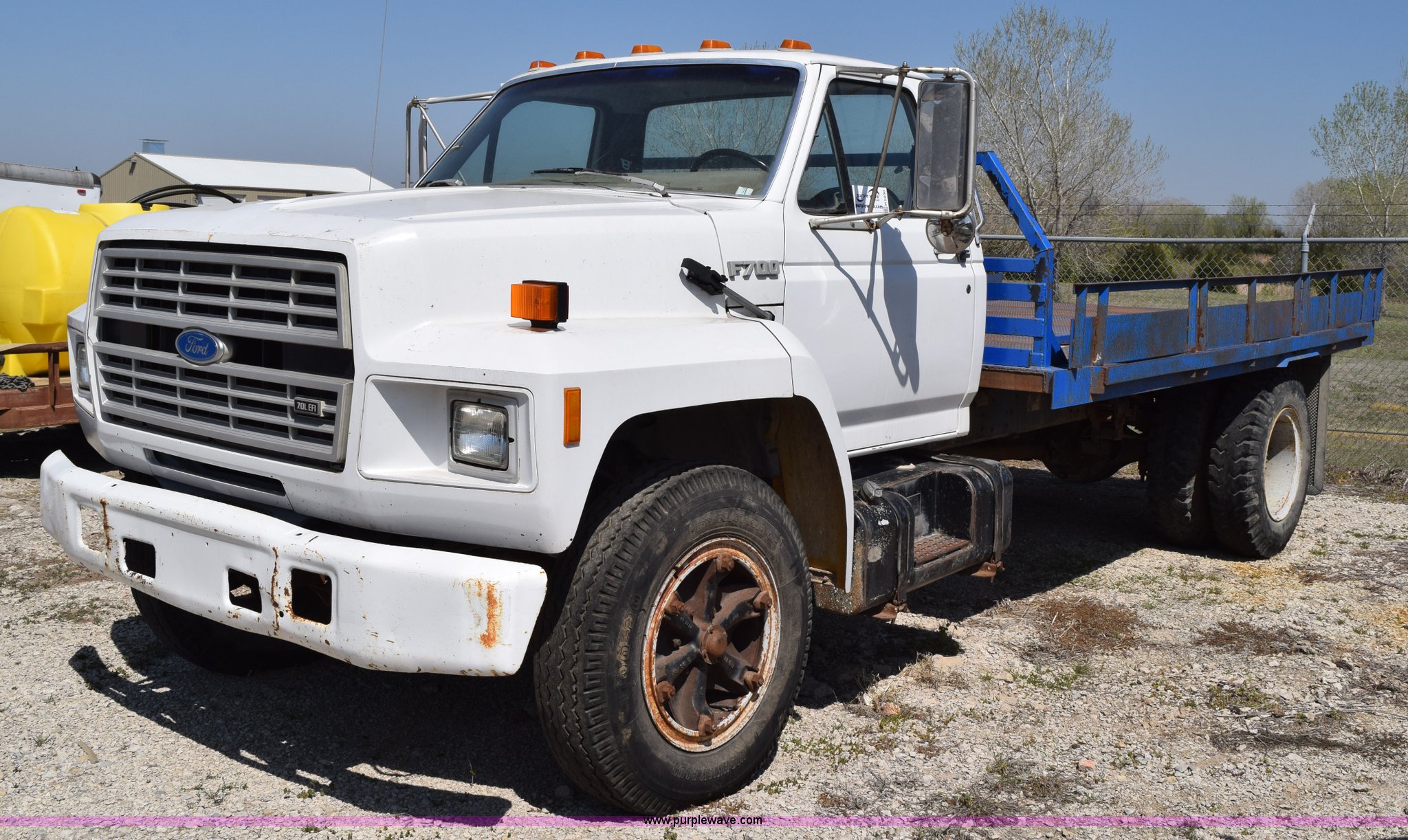 1992 Ford F700 flatbed truck in Wichita, KS | Item H5230 sold | Purple Wave
