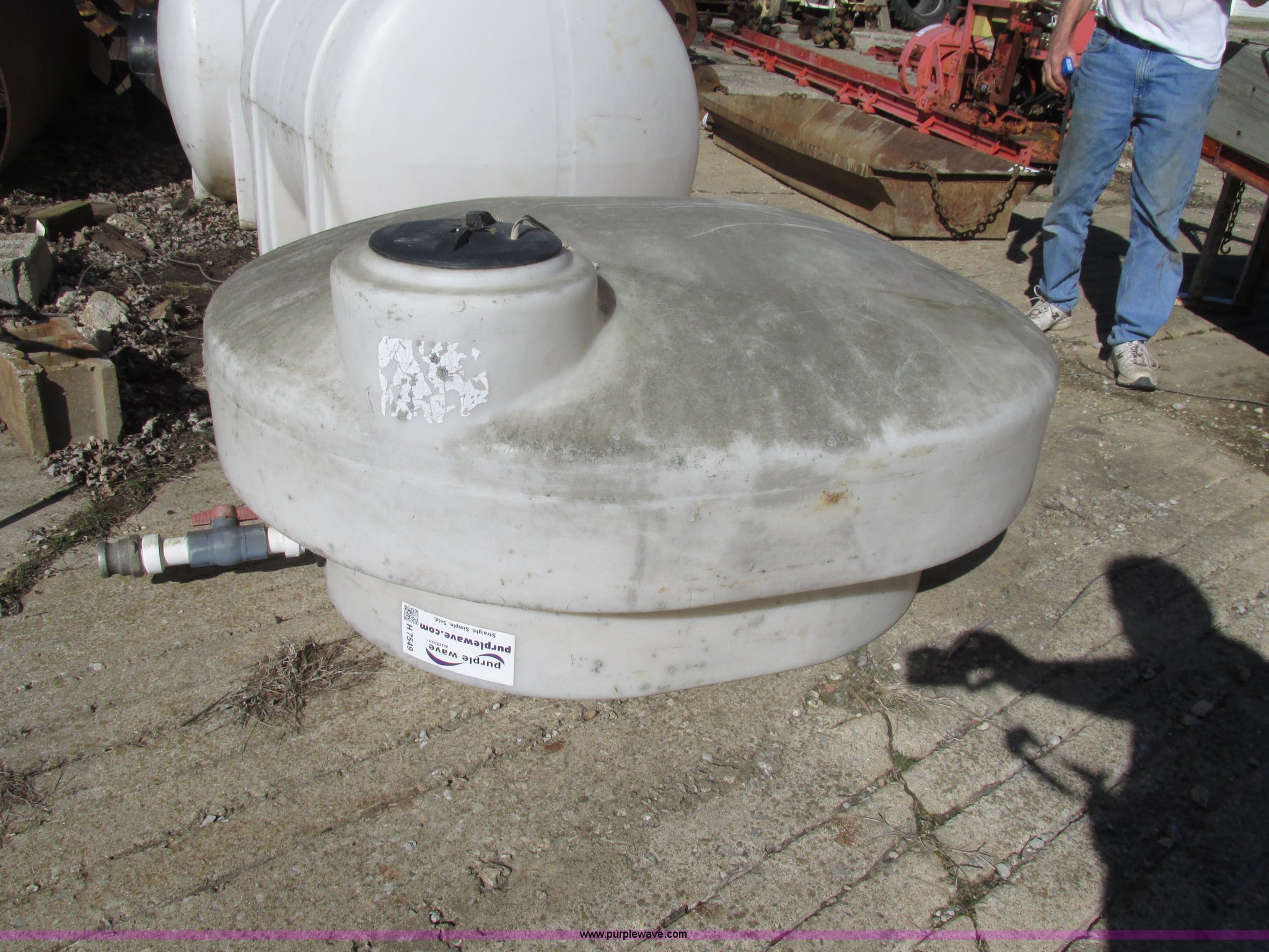 210 gallon ploy tank in Troy, MO | Item H7549 sold | Purple Wave