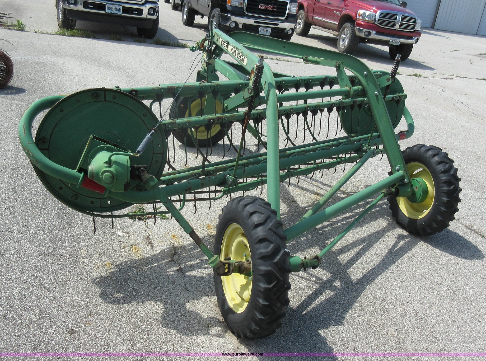 John Deere 662 hay rake in Greenwood, MO | Item G6552 sold | Purple Wave