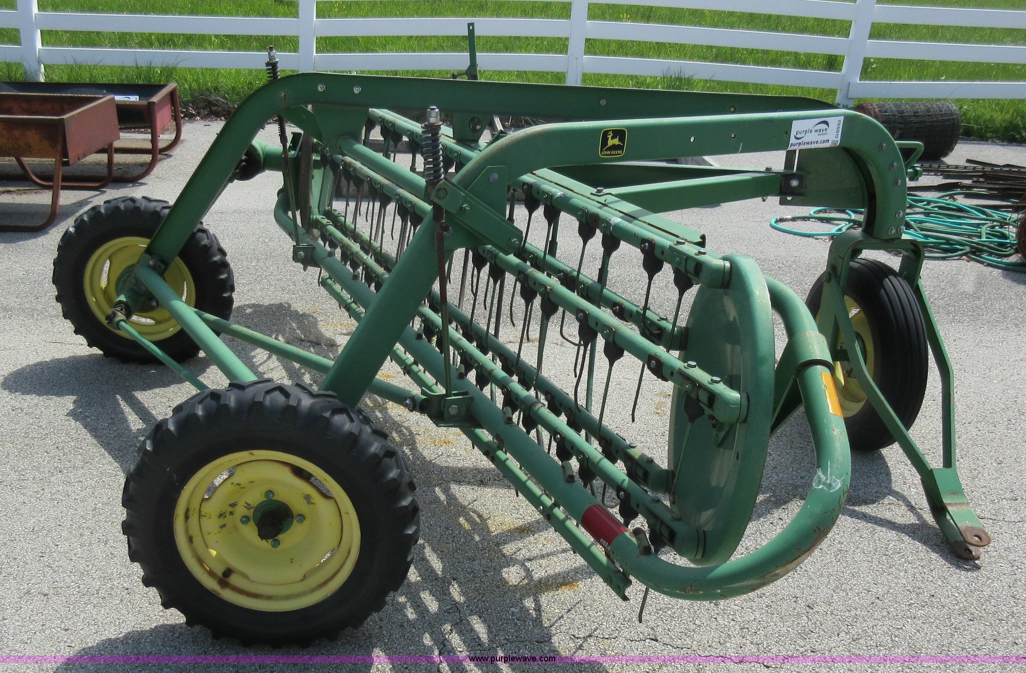 John Deere 662 hay rake in Greenwood, MO | Item G6552 sold | Purple Wave