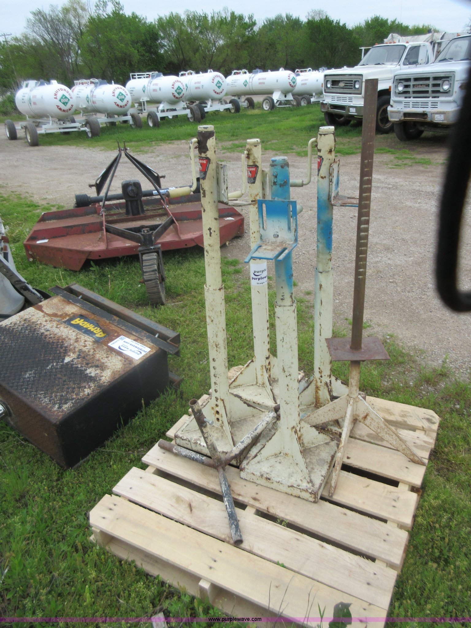 (4) Bulldog jack stands in Girard , KS | Item G6584 sold | Purple Wave