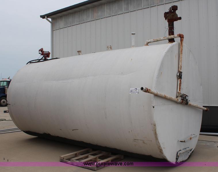 5,500 gallon fuel tank in Faucett, MO | Item K6921 sold | Purple Wave