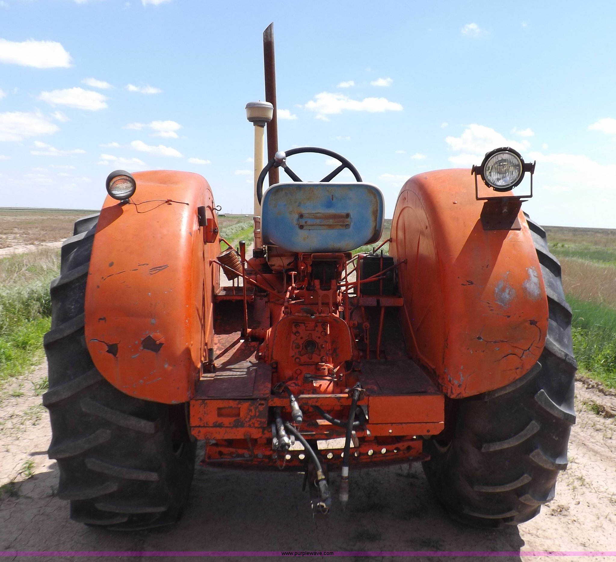 1959 Case 900B tractor in Jetmore, KS | Item K3976 sold | Purple Wave