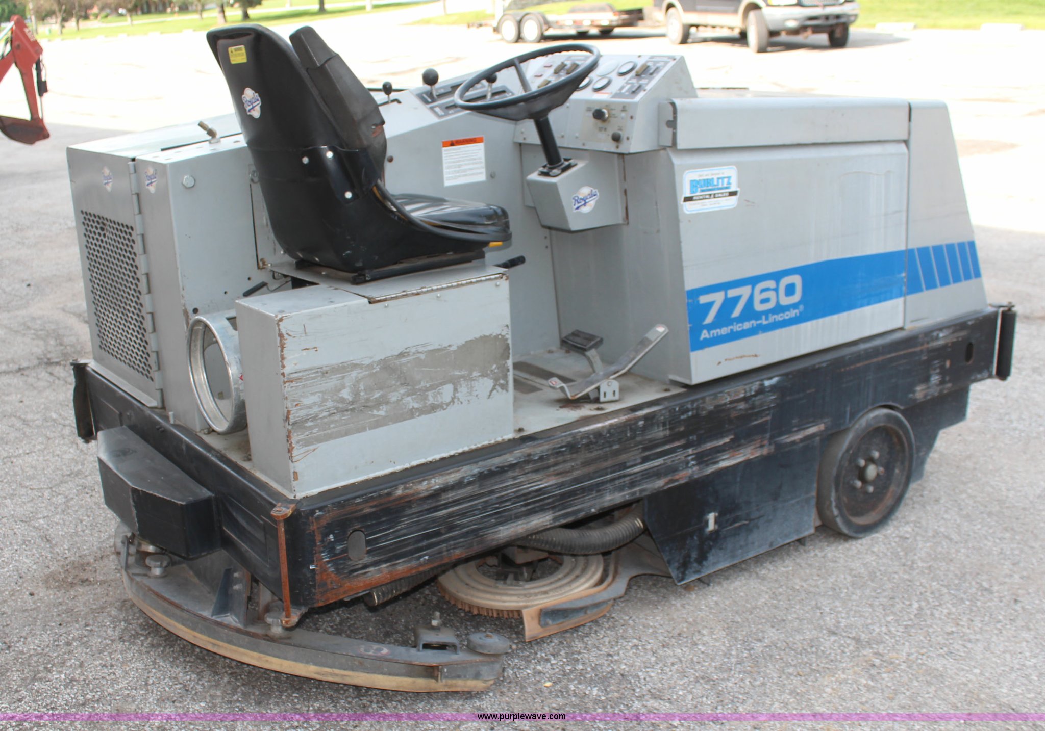 1998 American Lincoln 7760 scrubber/sweeper in Olathe, KS | Item K6890 ...