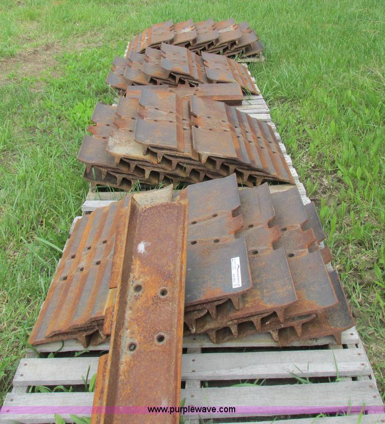(76) dozer track pads in Thompson, MO | Item AW9691 sold | Purple Wave