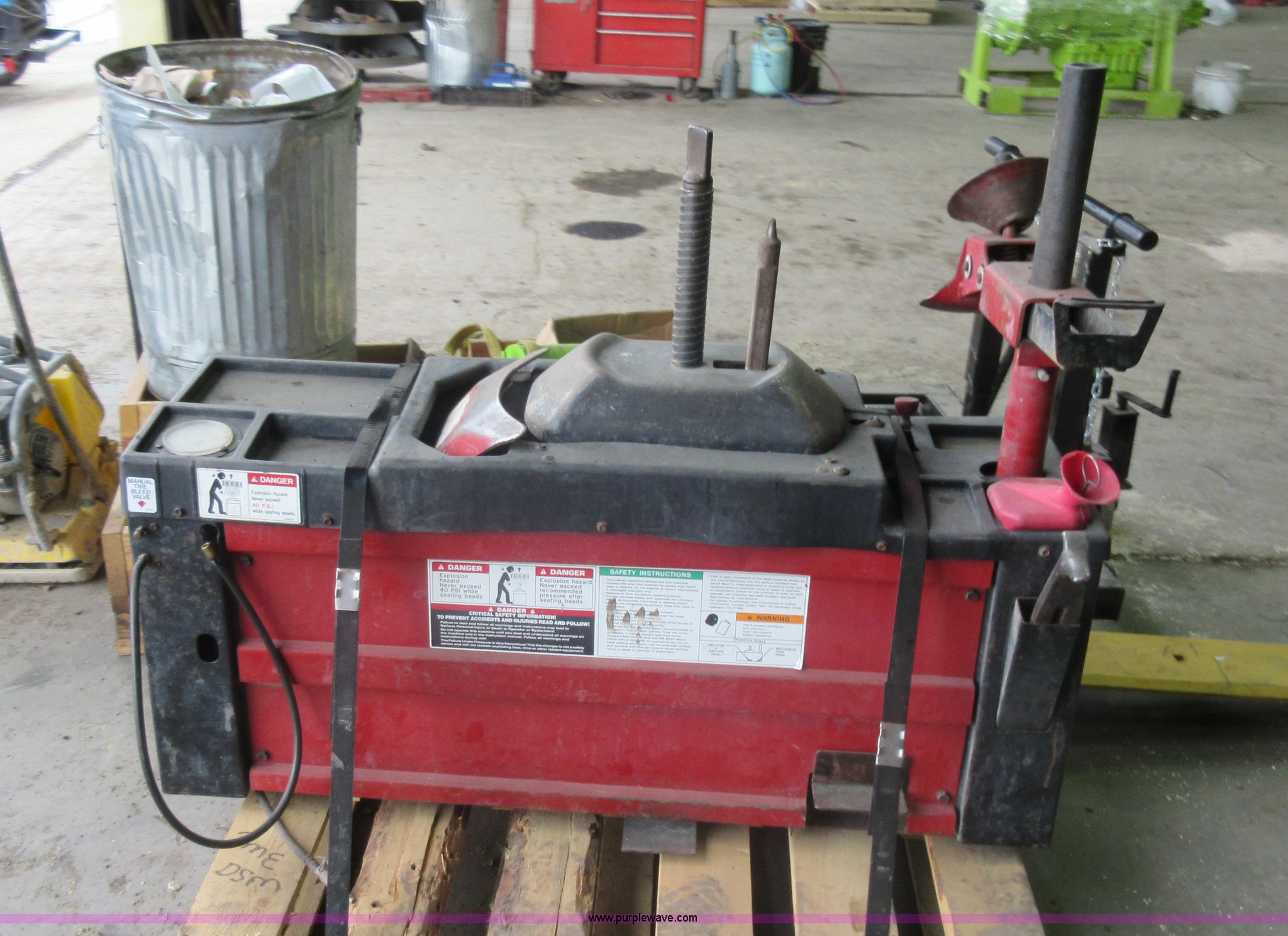 Coats 4050A tire machine in Lacygne, KS | Item G3684 sold | Purple Wave