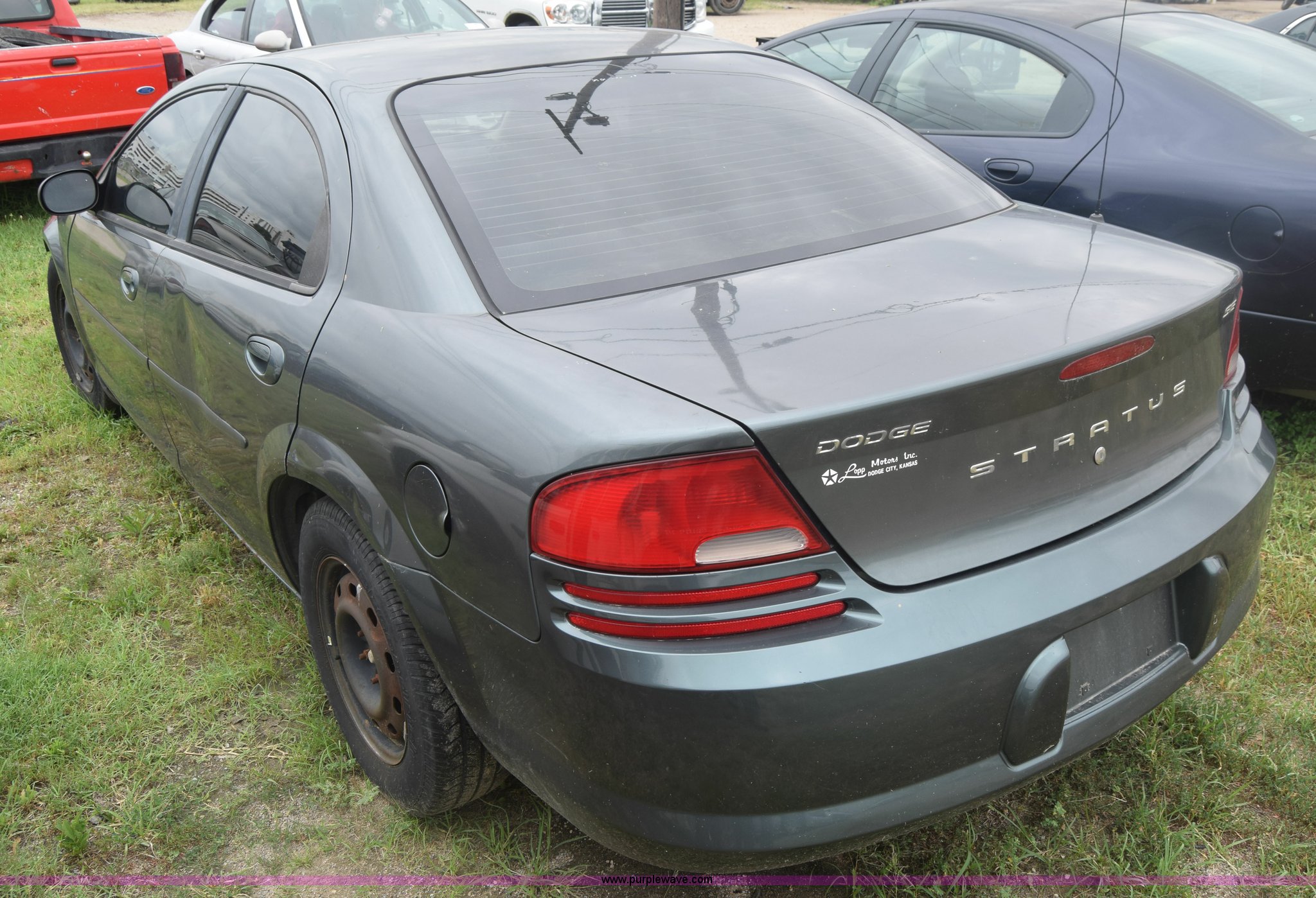 2002 Dodge Stratus in Wichita, KS | Item F7905 sold | Purple Wave