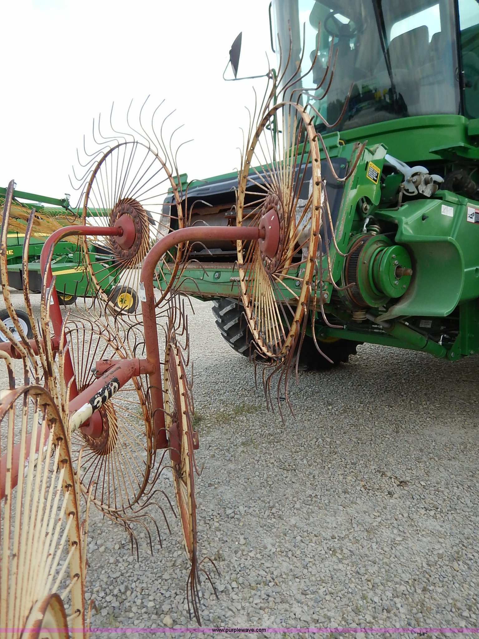 Gehl 310 wheel rake in Clay Center, KS | Item J3774 sold | Purple Wave