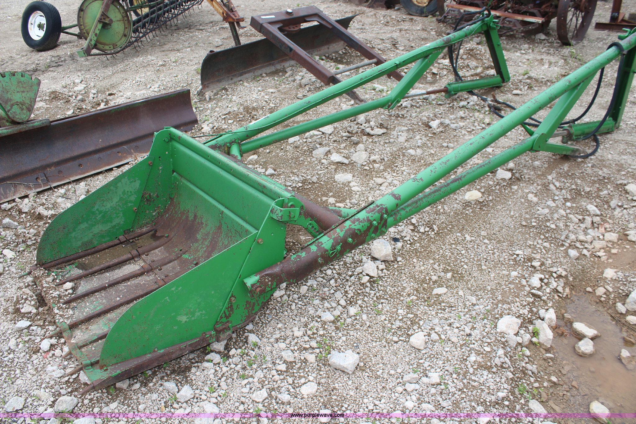 John Deere trip loader in Wamego, KS | Item BO9370 sold | Purple Wave