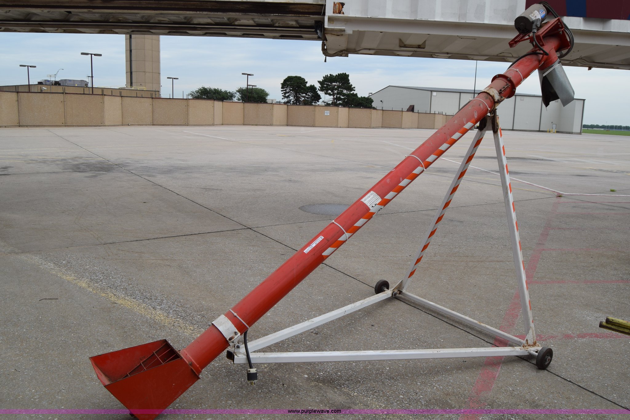 Portable transfer auger in Wichita, KS | Item BR9743 sold | Purple Wave