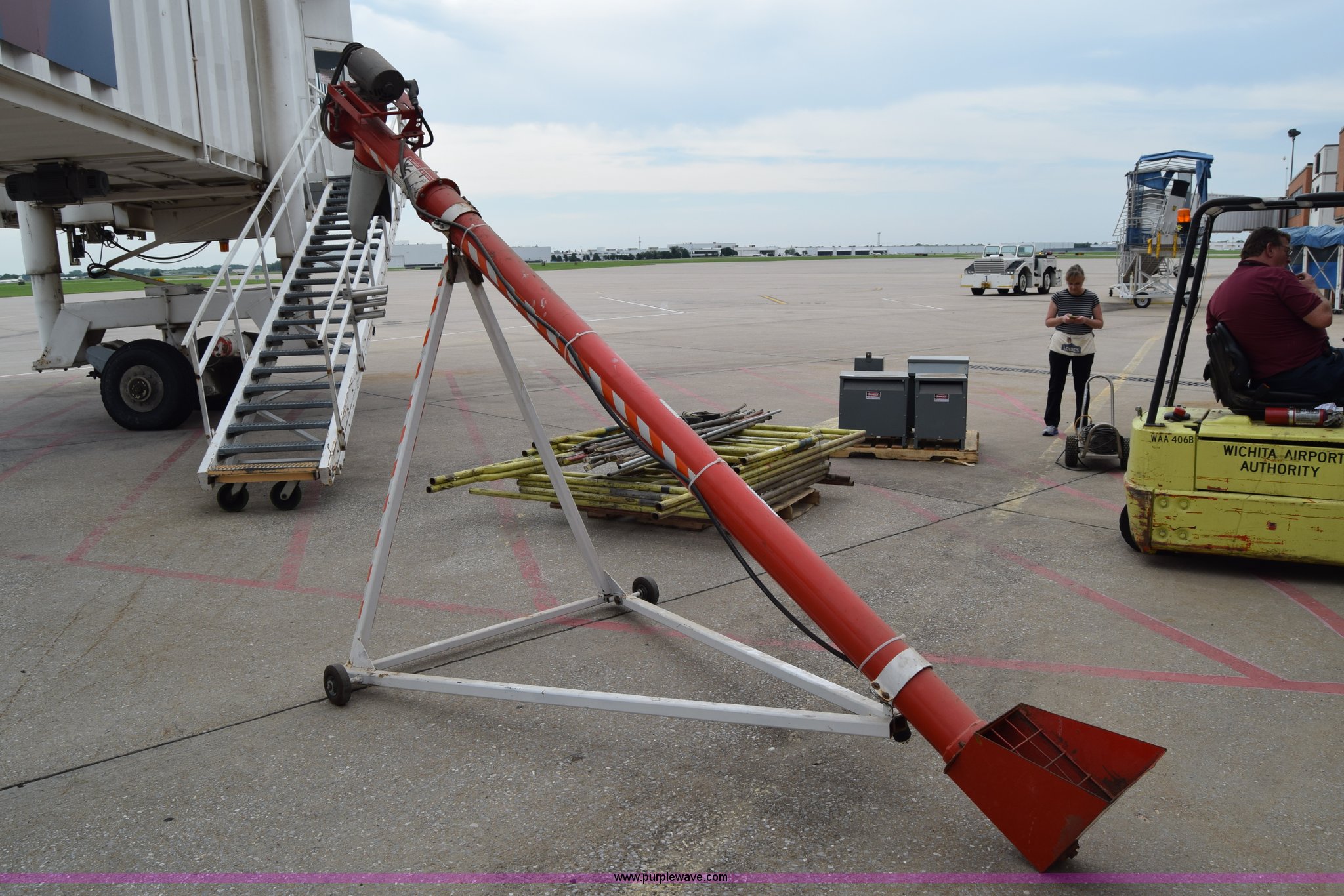Portable transfer auger in Wichita, KS | Item BR9743 sold | Purple Wave