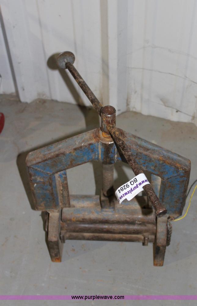 Mustang 4" squeeze off tool in Olathe, KS | Item BQ9284 sold | Purple Wave