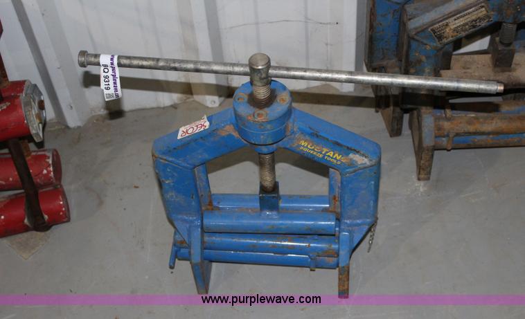 Mustang 4" squeeze off tool in Olathe, KS | Item BQ9319 sold | Purple Wave