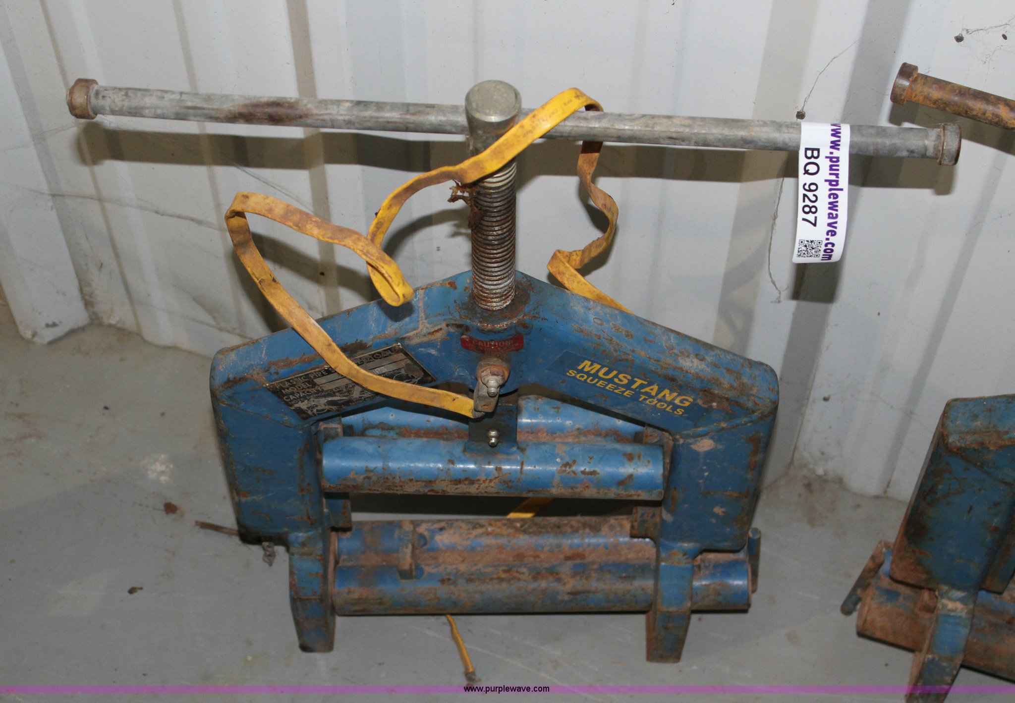 Mustang 4" squeeze off tool in Olathe, KS | Item BQ9287 sold | Purple Wave