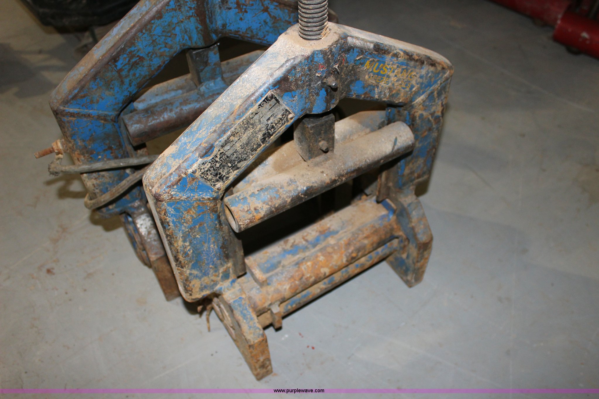 (2) Mustang 4" squeeze off tool in Olathe, KS | Item BQ9288 sold ...