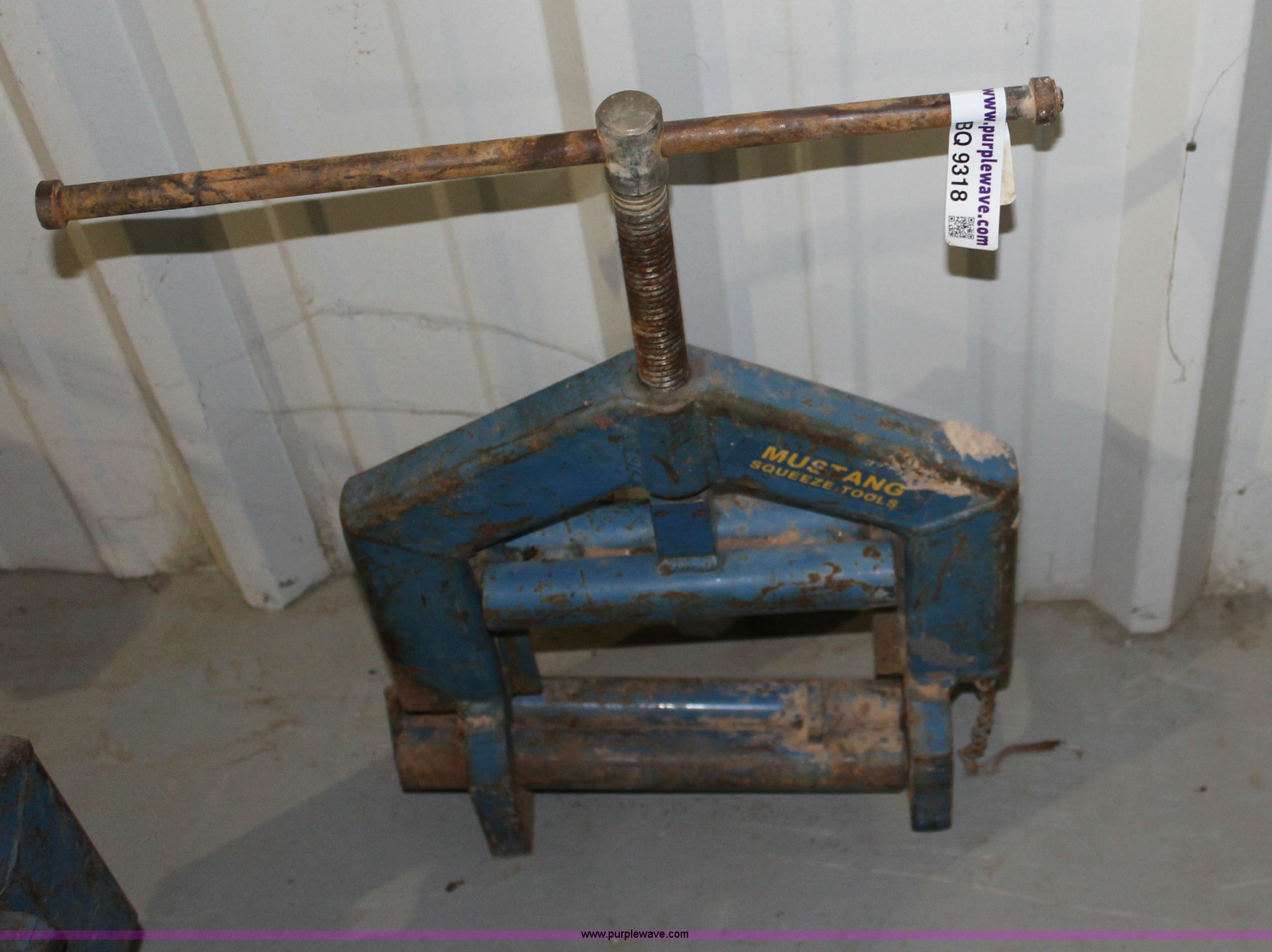 Mustang 4" squeeze off tool in Olathe, KS | Item BQ9318 sold | Purple Wave