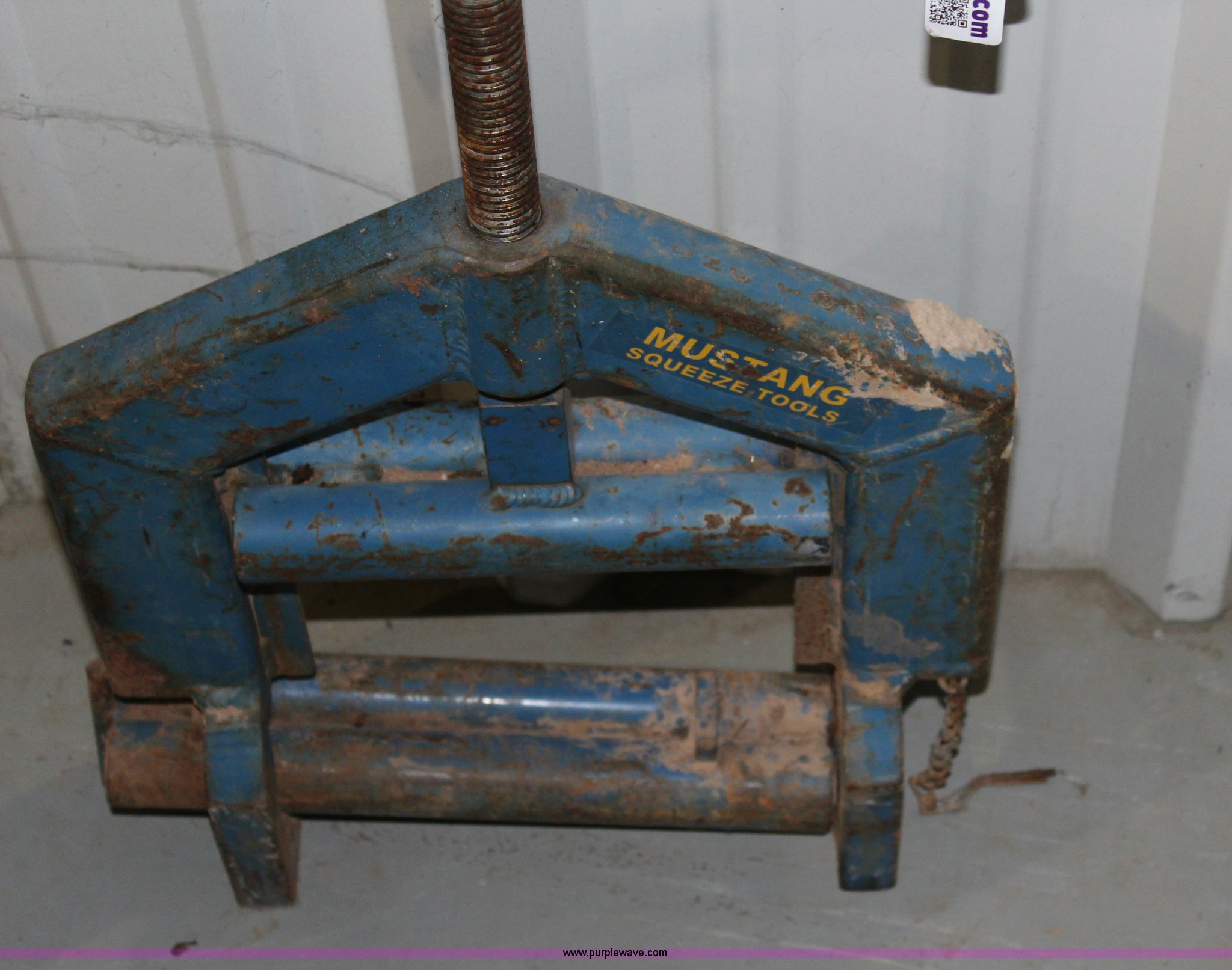 Mustang 4" squeeze off tool in Olathe, KS | Item BQ9318 sold | Purple Wave