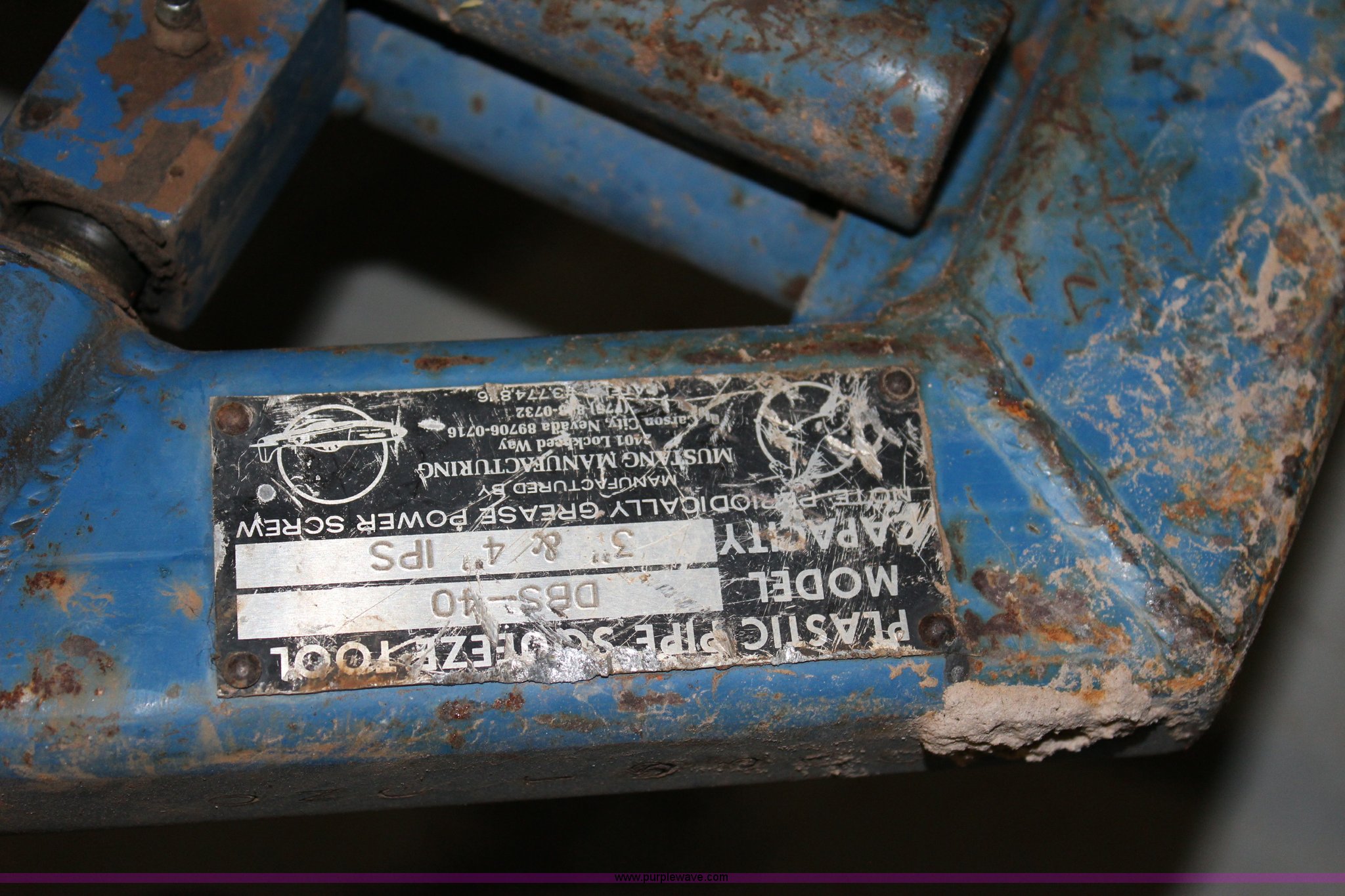 Mustang 4" squeeze off tool in Olathe, KS | Item BQ9318 sold | Purple Wave