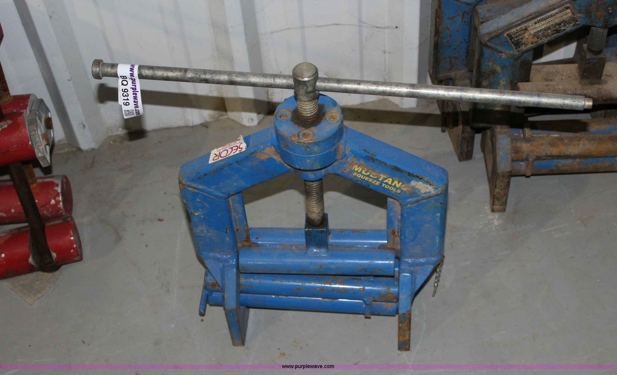 Mustang 4" squeeze off tool in Olathe, KS | Item BQ9319 sold | Purple Wave