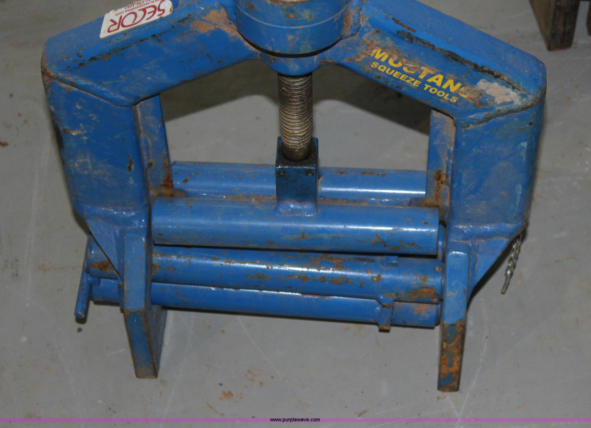 Mustang 4" squeeze off tool in Olathe, KS | Item BQ9319 sold | Purple Wave