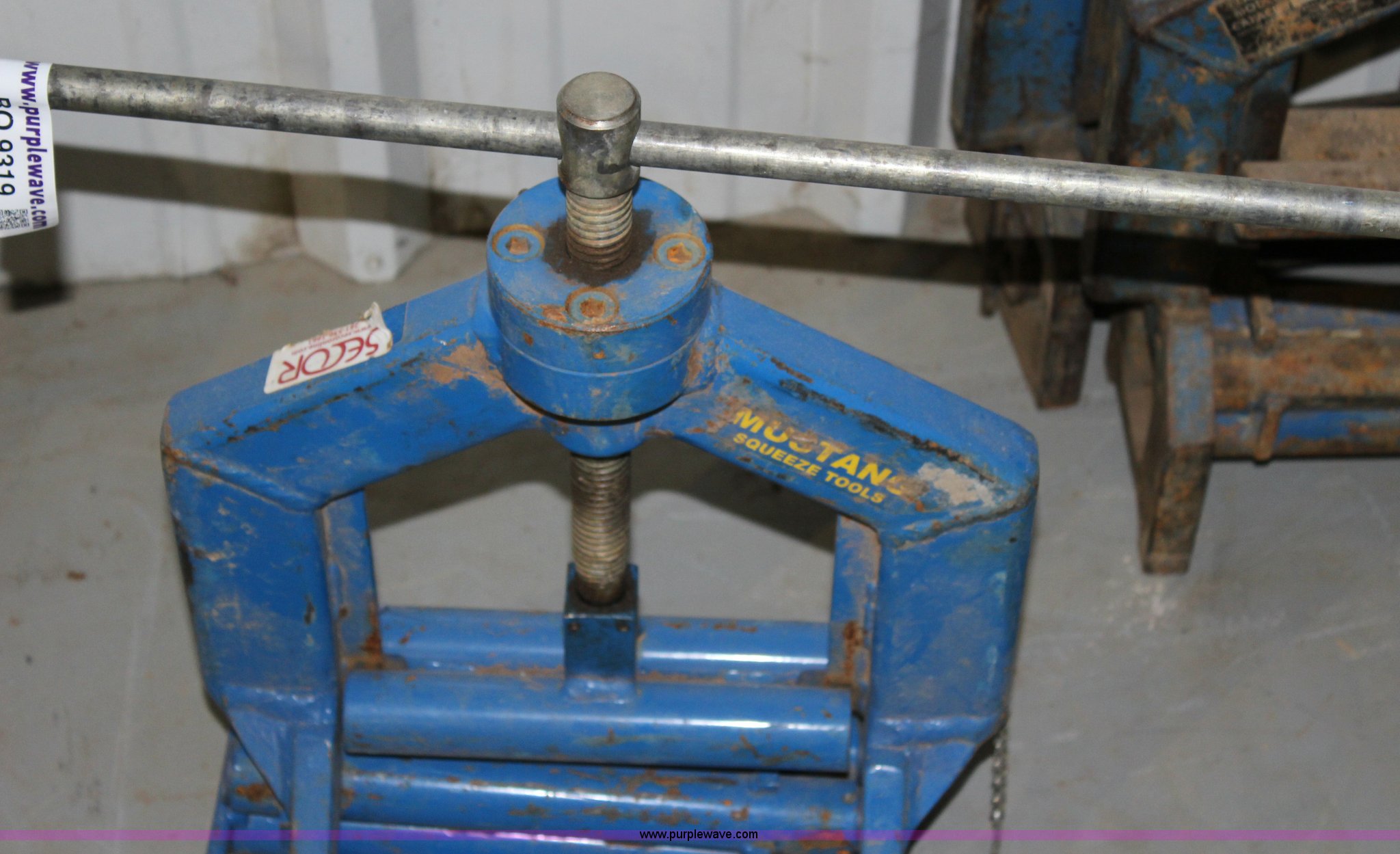 Mustang 4" squeeze off tool in Olathe, KS | Item BQ9319 sold | Purple Wave