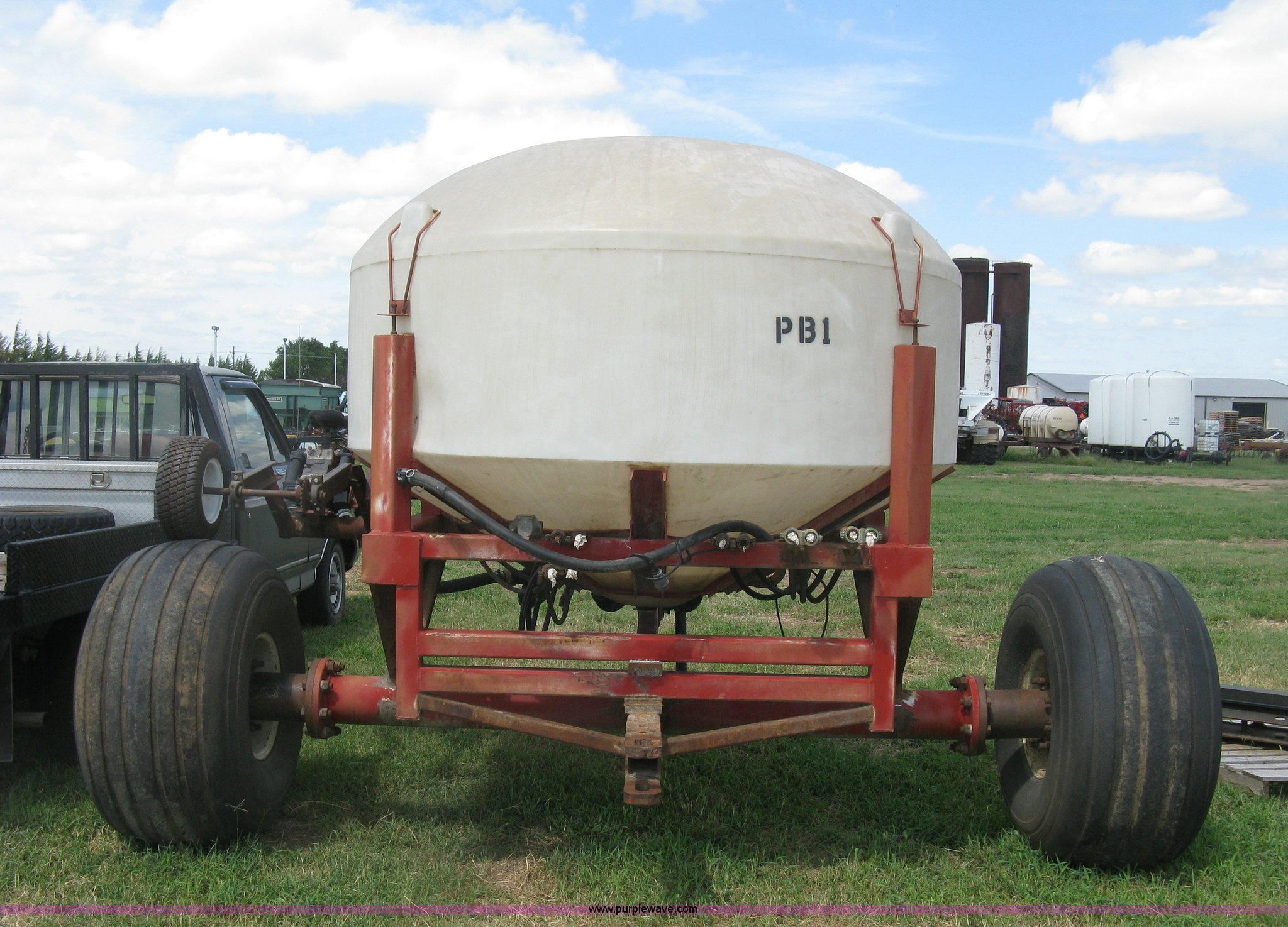 Liquid fertilizer cart in Lyons, KS | Item K8725 sold | Purple Wave
