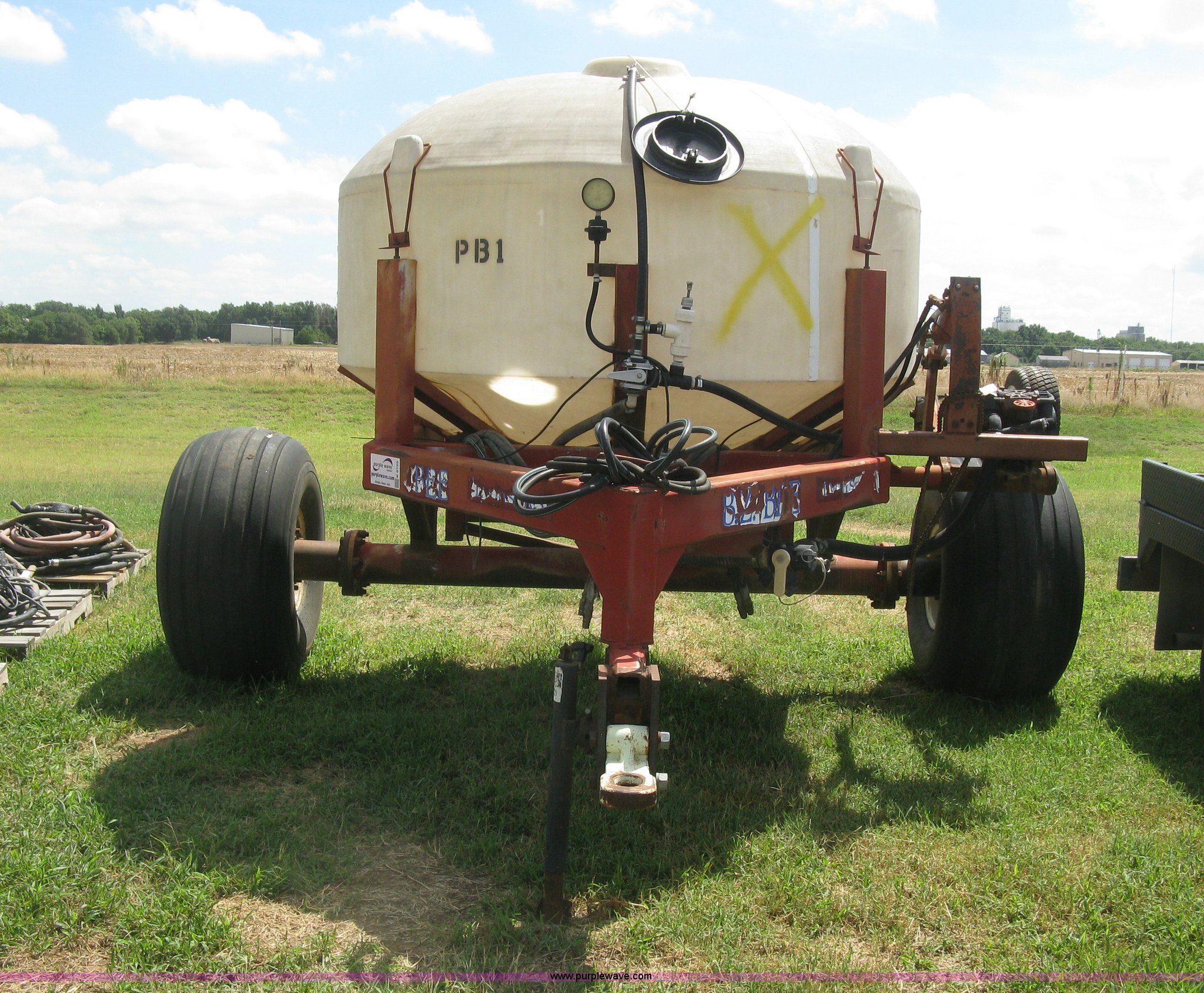 Liquid fertilizer cart in Lyons, KS | Item K8725 sold | Purple Wave