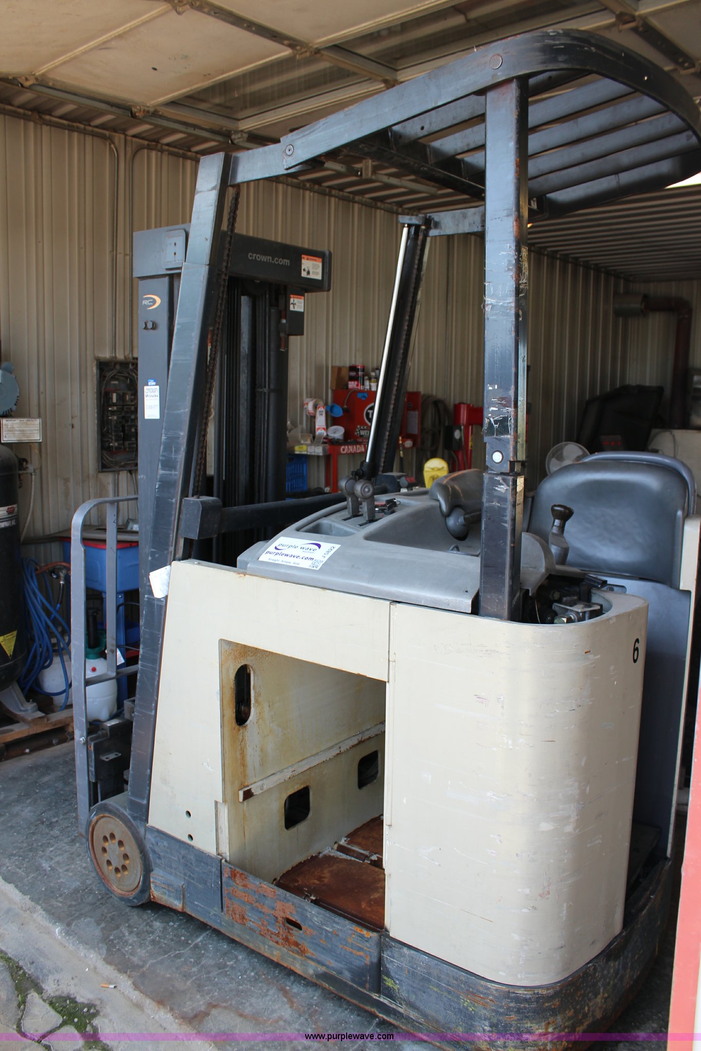 Crown RC3000 forklift in McLouth, KS | Item J5822 sold | Purple Wave
