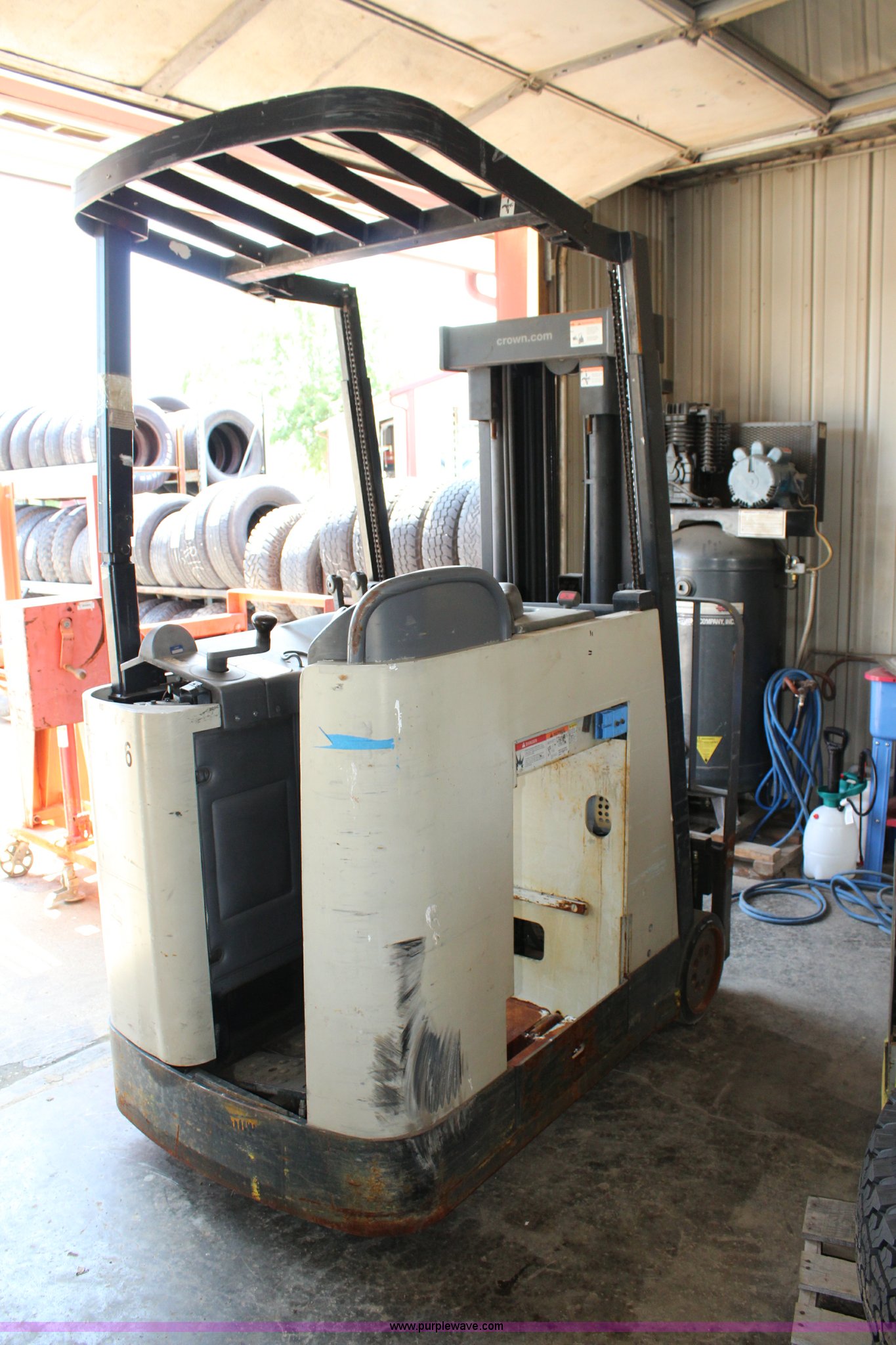 Crown RC3000 forklift in McLouth, KS | Item J5822 sold | Purple Wave