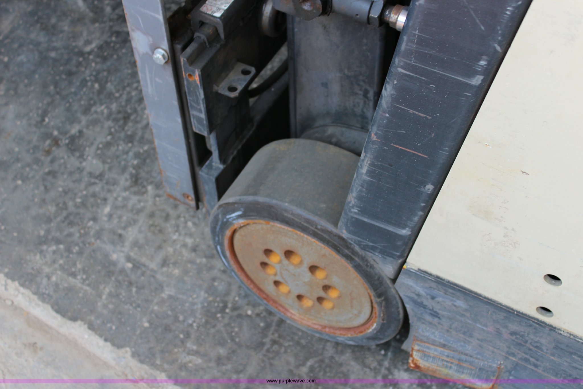 Crown RC3000 forklift in McLouth, KS | Item J5822 sold | Purple Wave