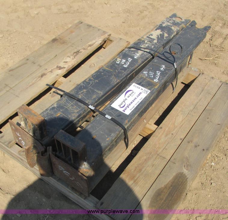 Bobcat stabilizer jacks in Hudson, WI | Item K6572 sold | Purple Wave