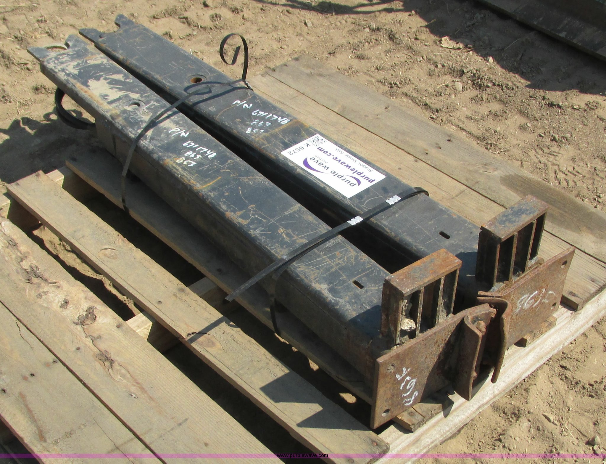 Bobcat stabilizer jacks in Hudson, WI | Item K6572 sold | Purple Wave