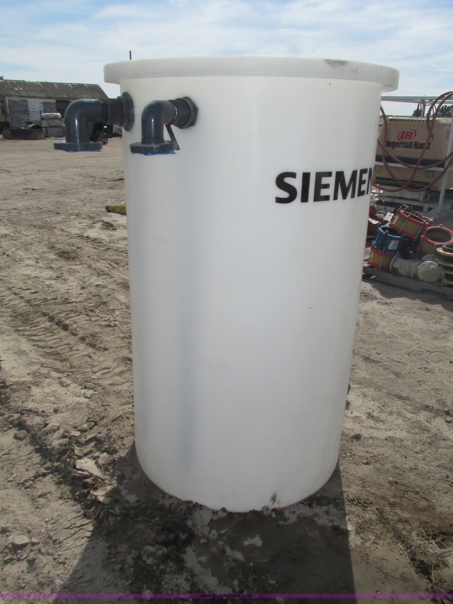 Siemens upright poly tank in Broken Bow, NE | Item H1168 sold | Purple Wave