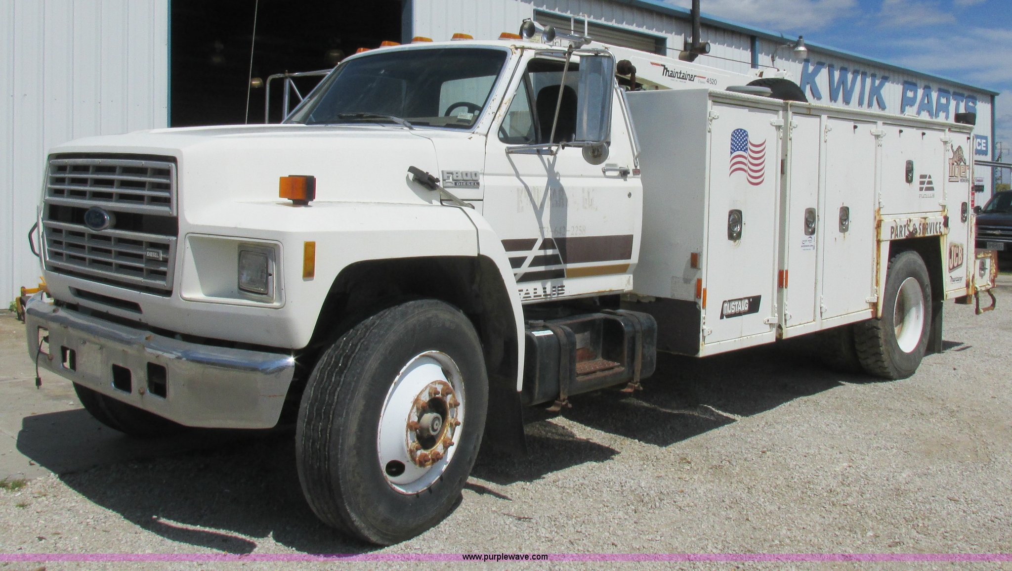 1989 Ford F800 service truck with crane in Williamsburg, MO | Item ...