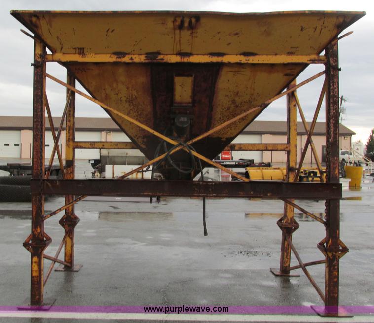 Sand hopper in Topeka, KS | Item BH9905 sold | Purple Wave