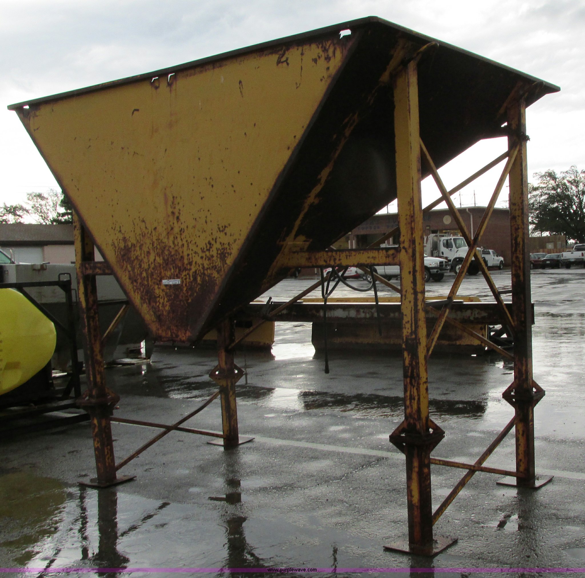 Sand hopper in Topeka, KS | Item BH9905 sold | Purple Wave