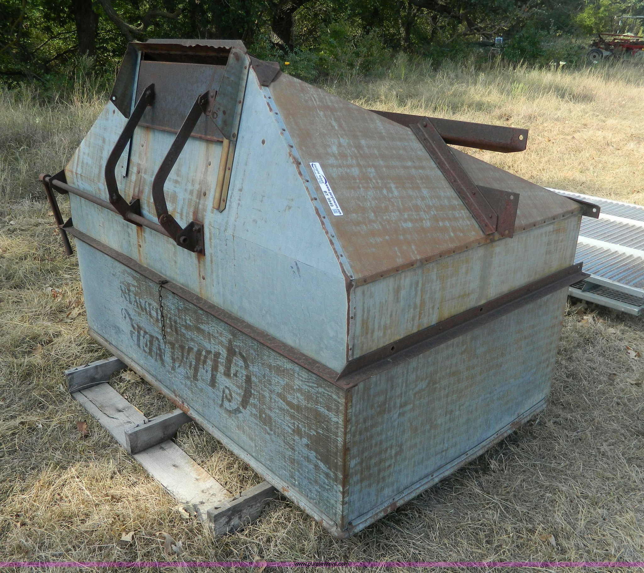 Gleaner combine bin in Wilson, KS | Item BT9949 sold | Purple Wave
